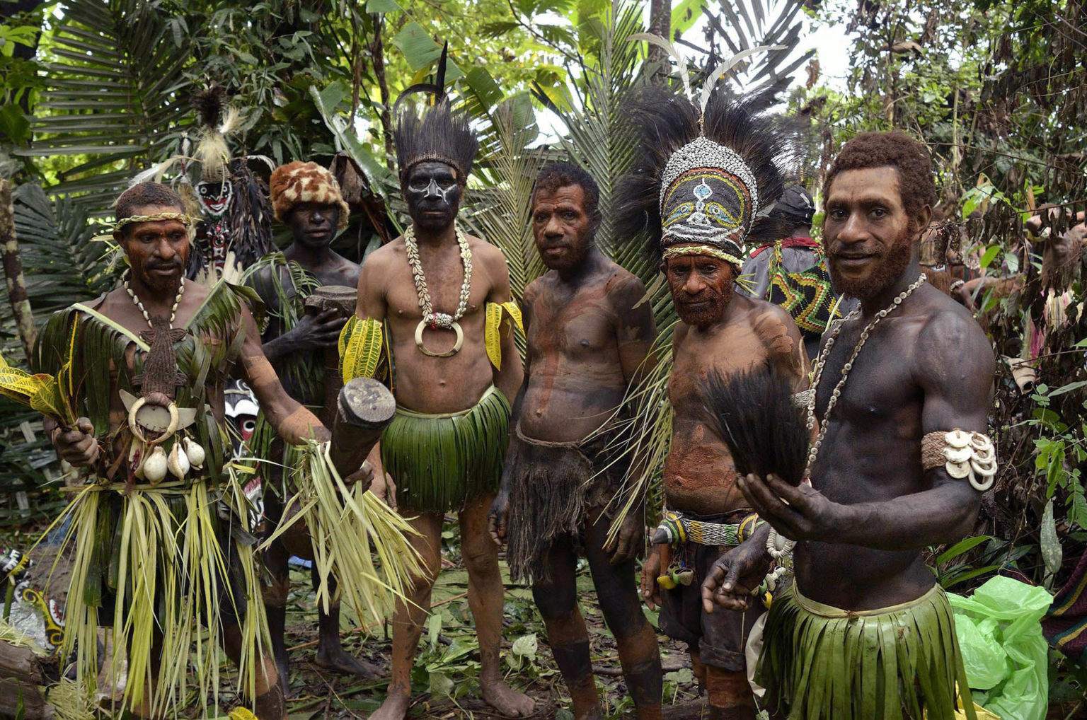 Singsing in Purkunawi, with Kwoma people and Michael Somare (Sepik ...