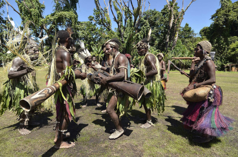 Singsing in Purkunawi, with Kwoma people and Michael Somare (Sepik ...